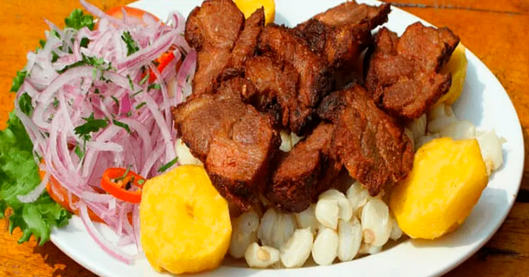 El riquísimo chicharrón, y si es cusqueño mejor - Machu Picchu Travel Tours